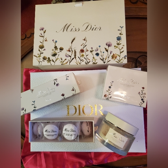 Dior | Bath & Body | Cd Bath Bombs Rose Scent Piece Set Bath Pearls ...